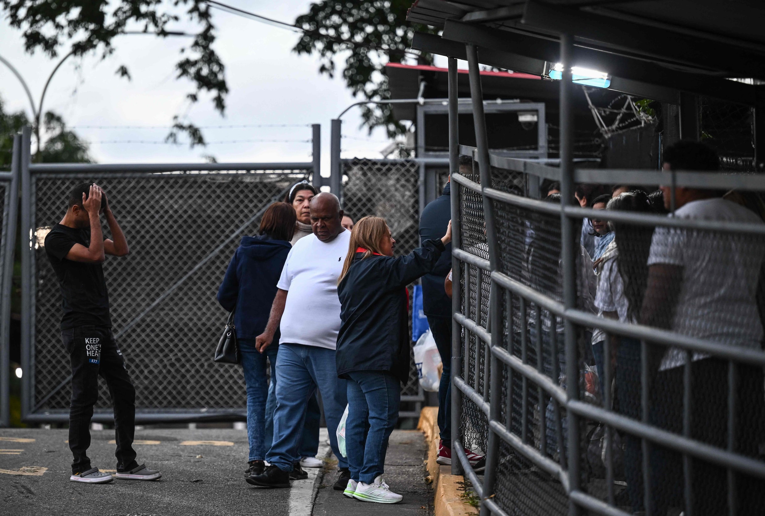 De Nederlandse kapitein Pim en zijn vrouw zitten in een Venezolaanse ...