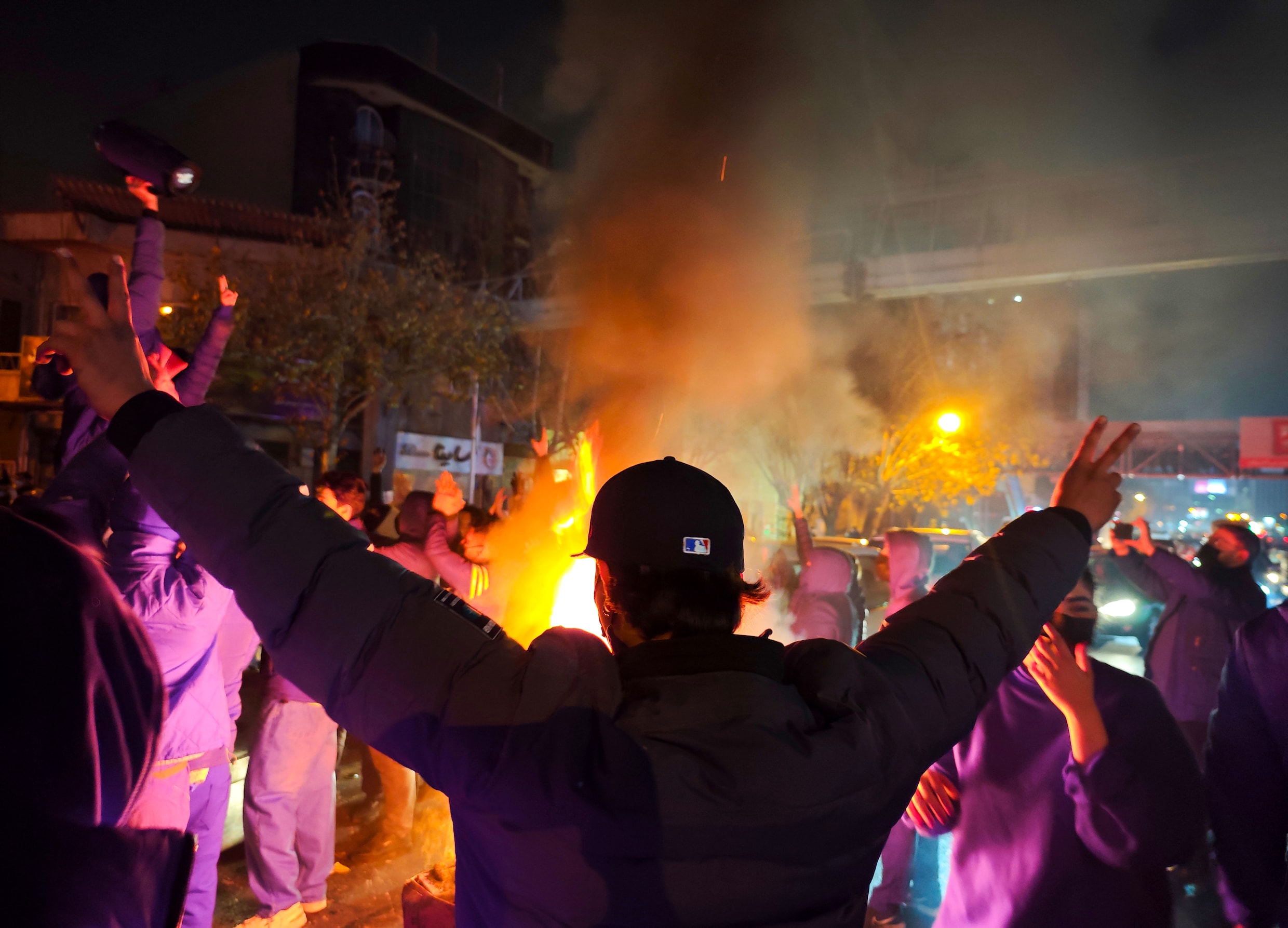 Live Iran: ‘VS en VK verplaatsen militair personeel’, Trump: mij is ...