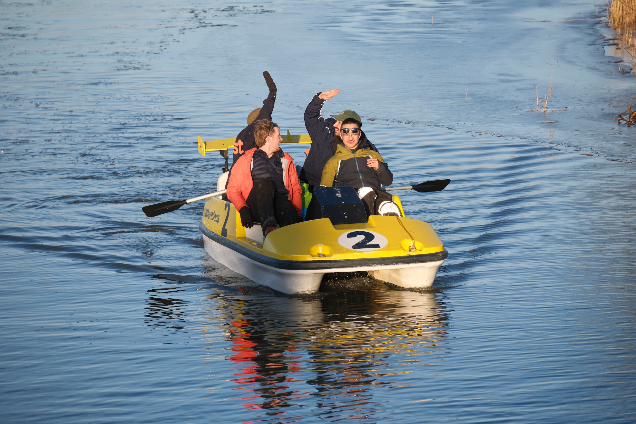 Deze mannen fietsen de Elfstedentocht per waterfiets als pleidooi voor ...