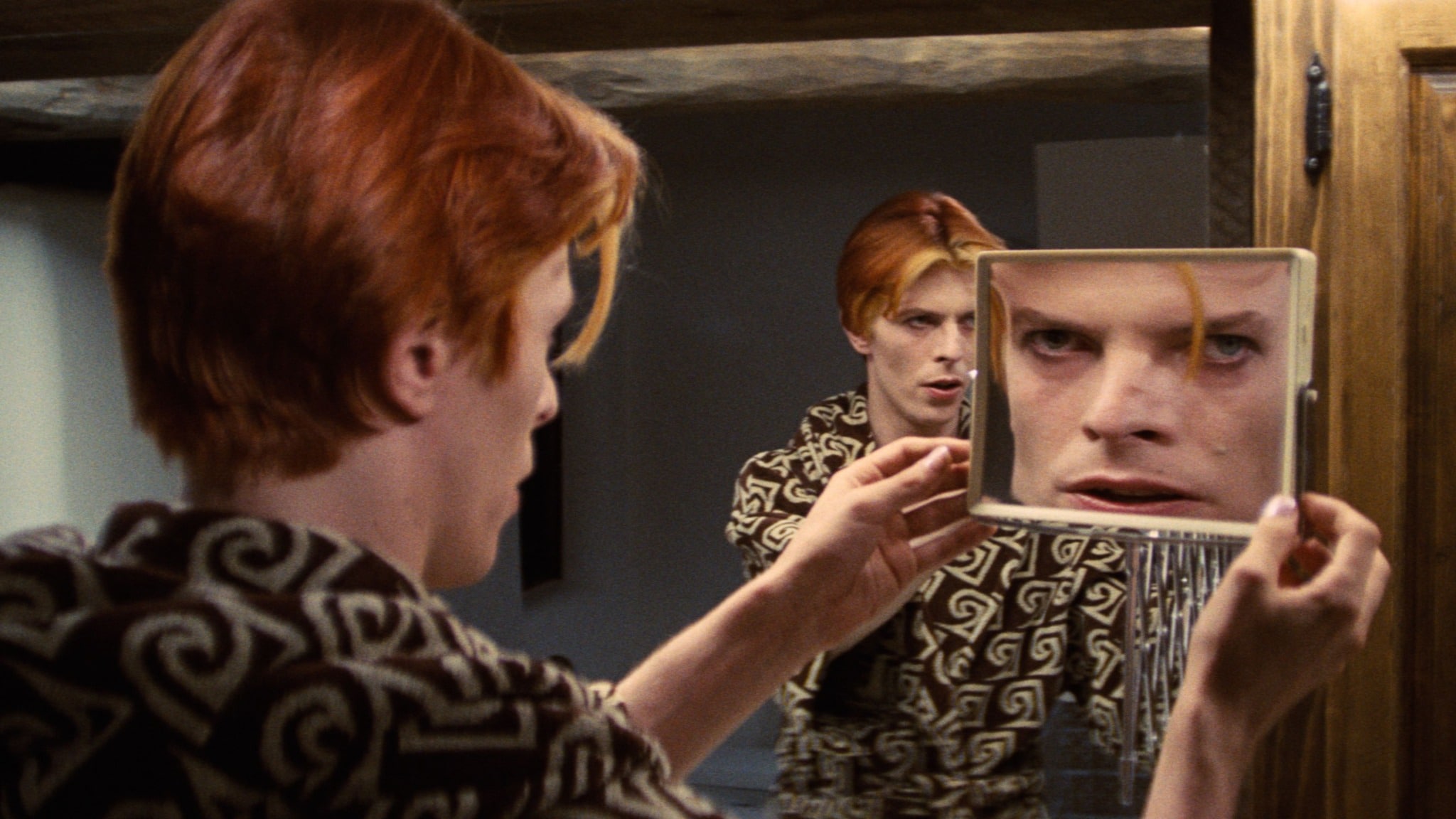 Filmrecensie: Oranjeharige Bowie geweldig als alien in cultklassieker ...