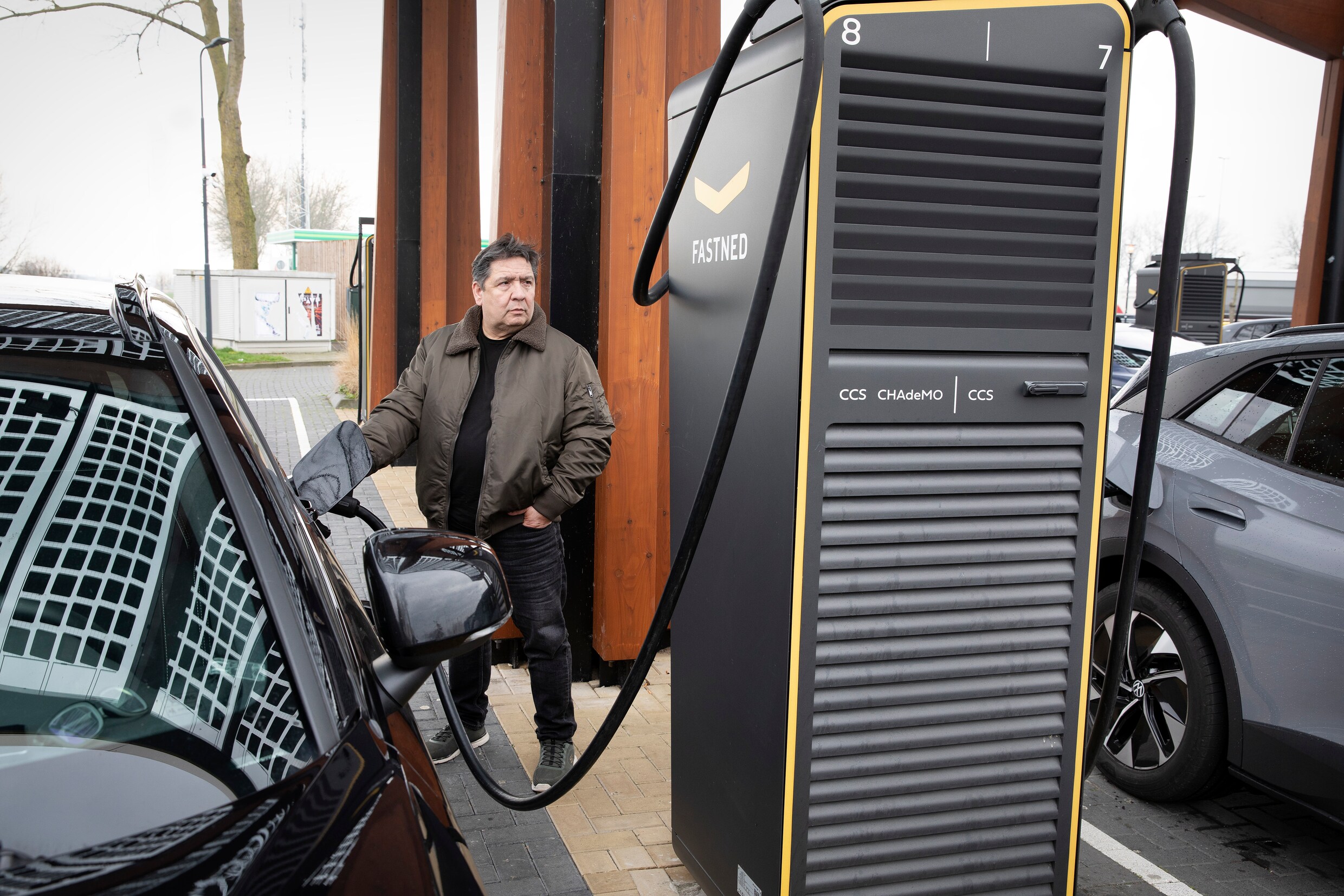 Elektrische rijders kijken opgelucht naar de paniek bij het tankstation ...