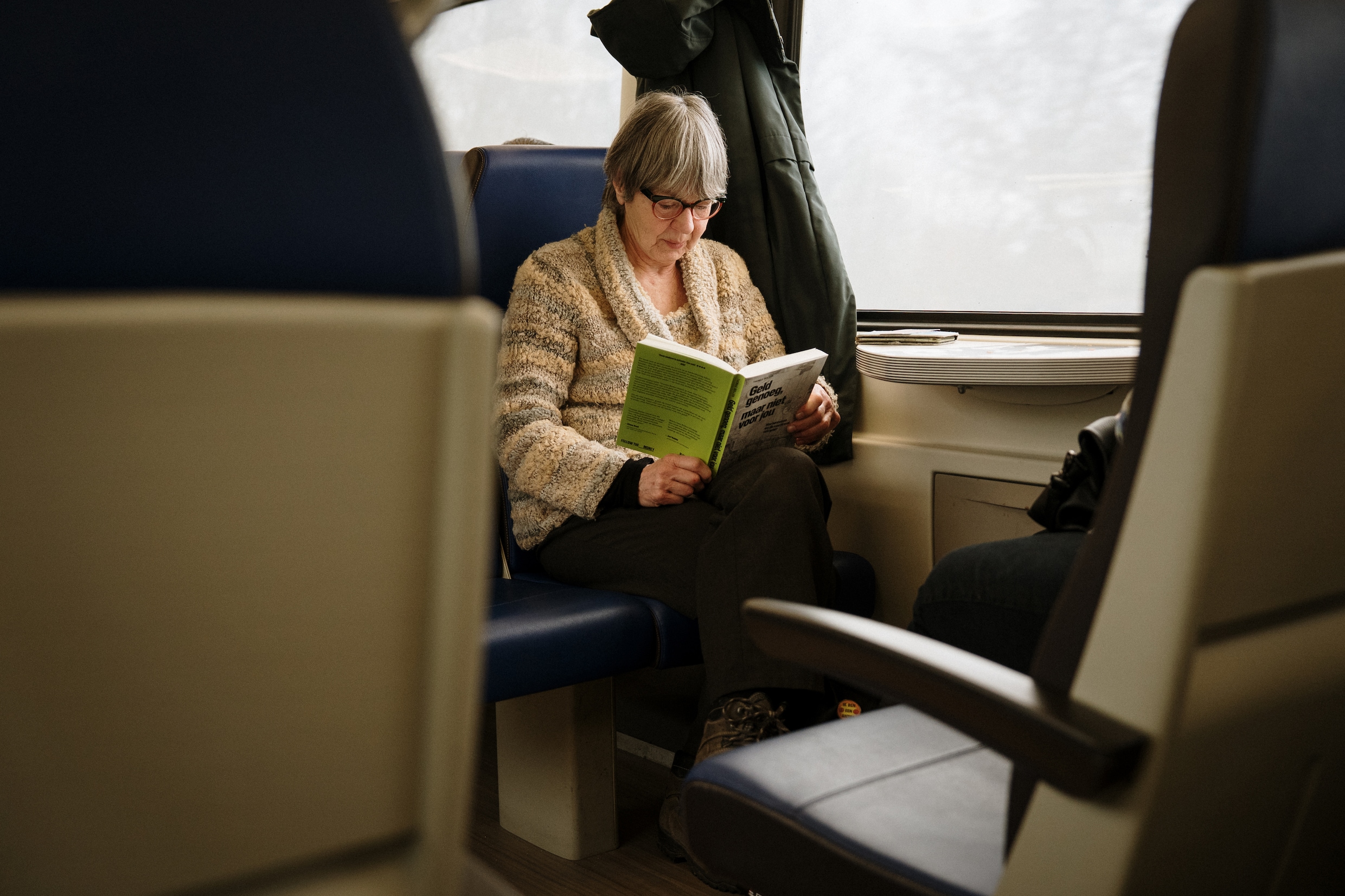 ‘Performative reading’ in de trein, doen mensen dat echt? | Trouw