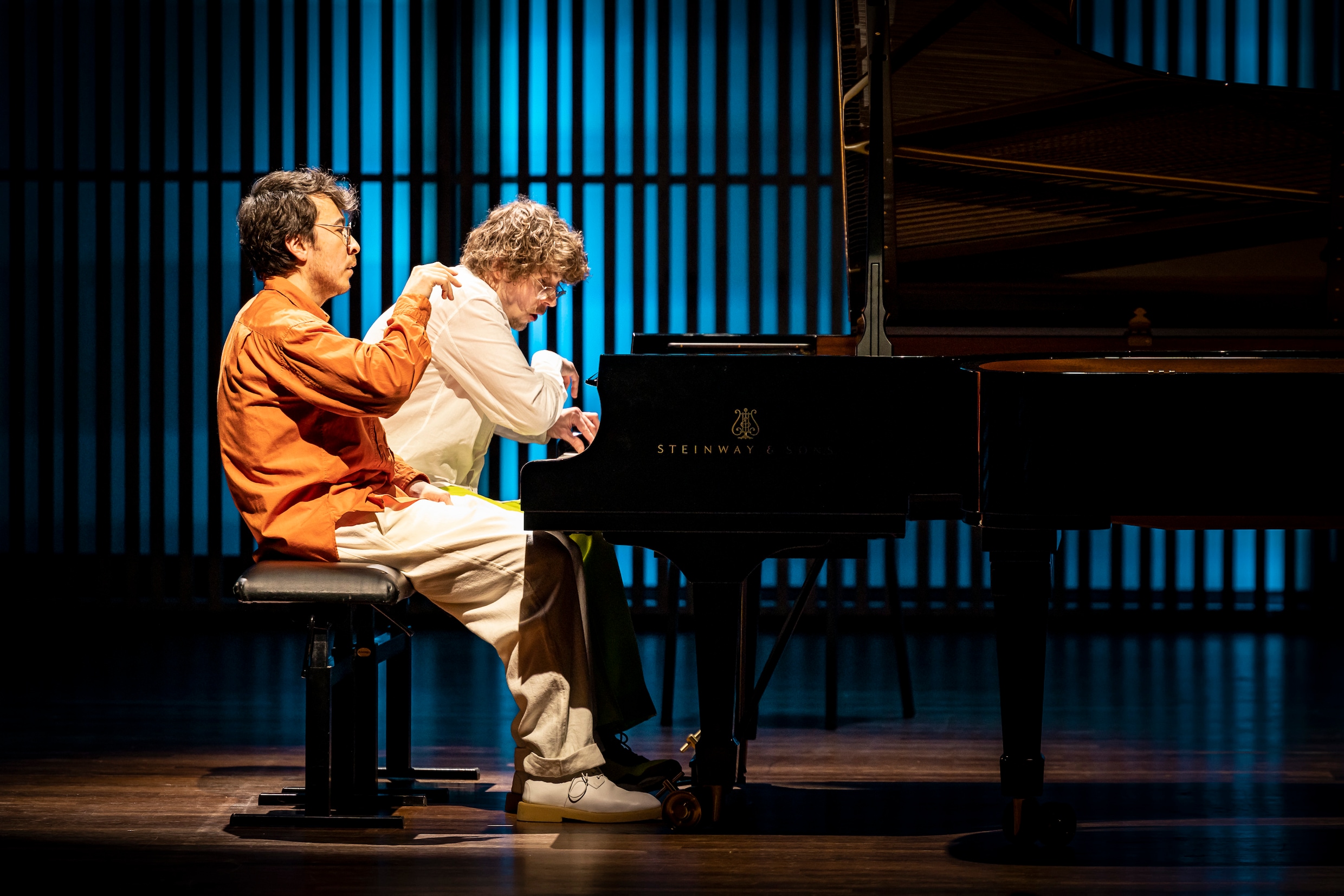 Als een vierhandig monster spelen Kolesnikov en Tsoy Stravinsky ...