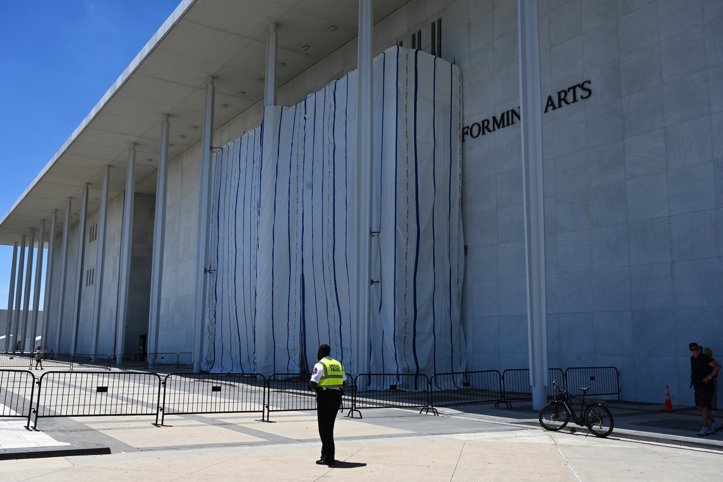 Live VS: Trumps naam verwijderd van gevel Kennedy Center | Trouw