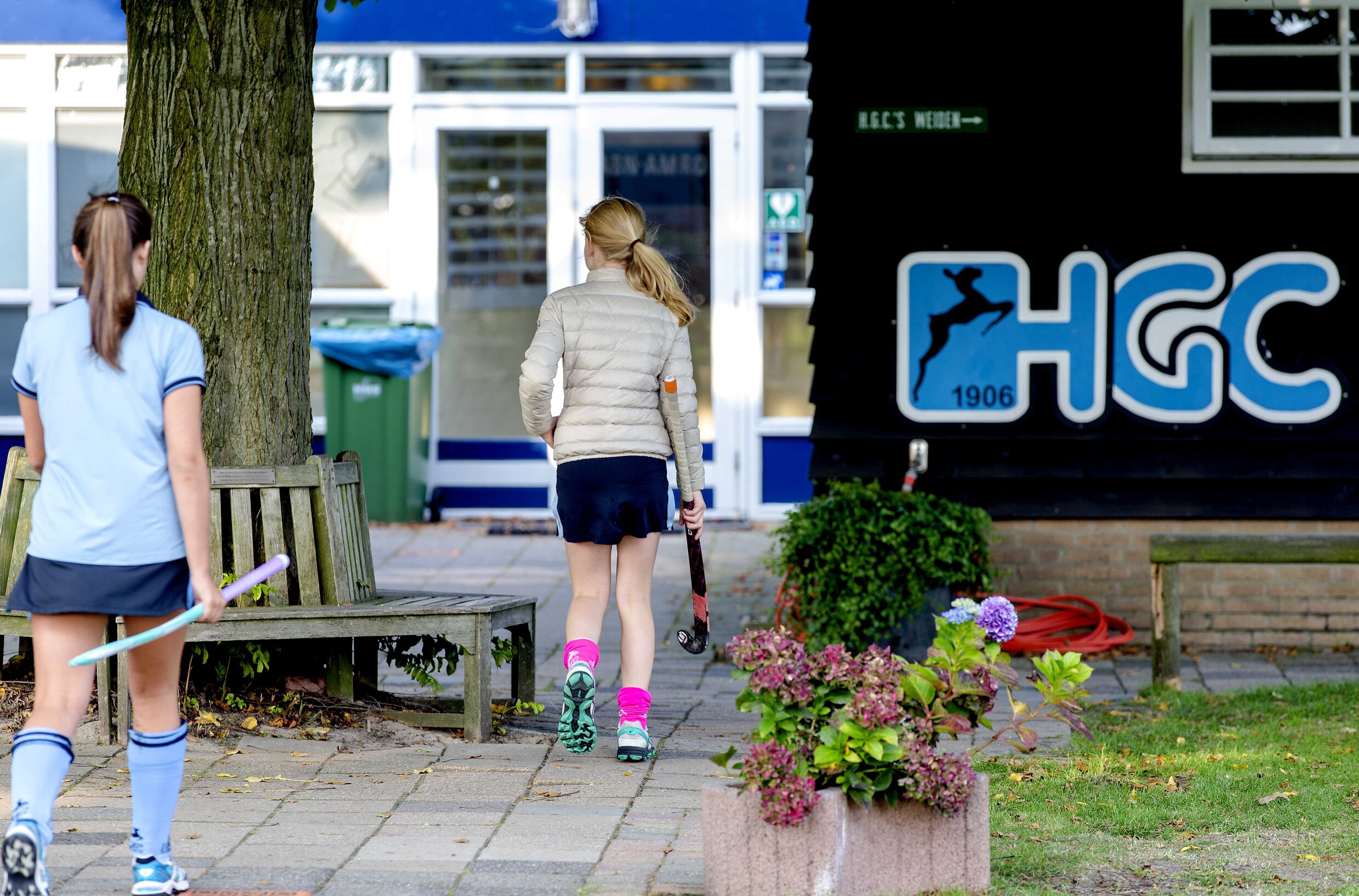 Trainer verstopte camera in lockers van kleedkamer | Trouw