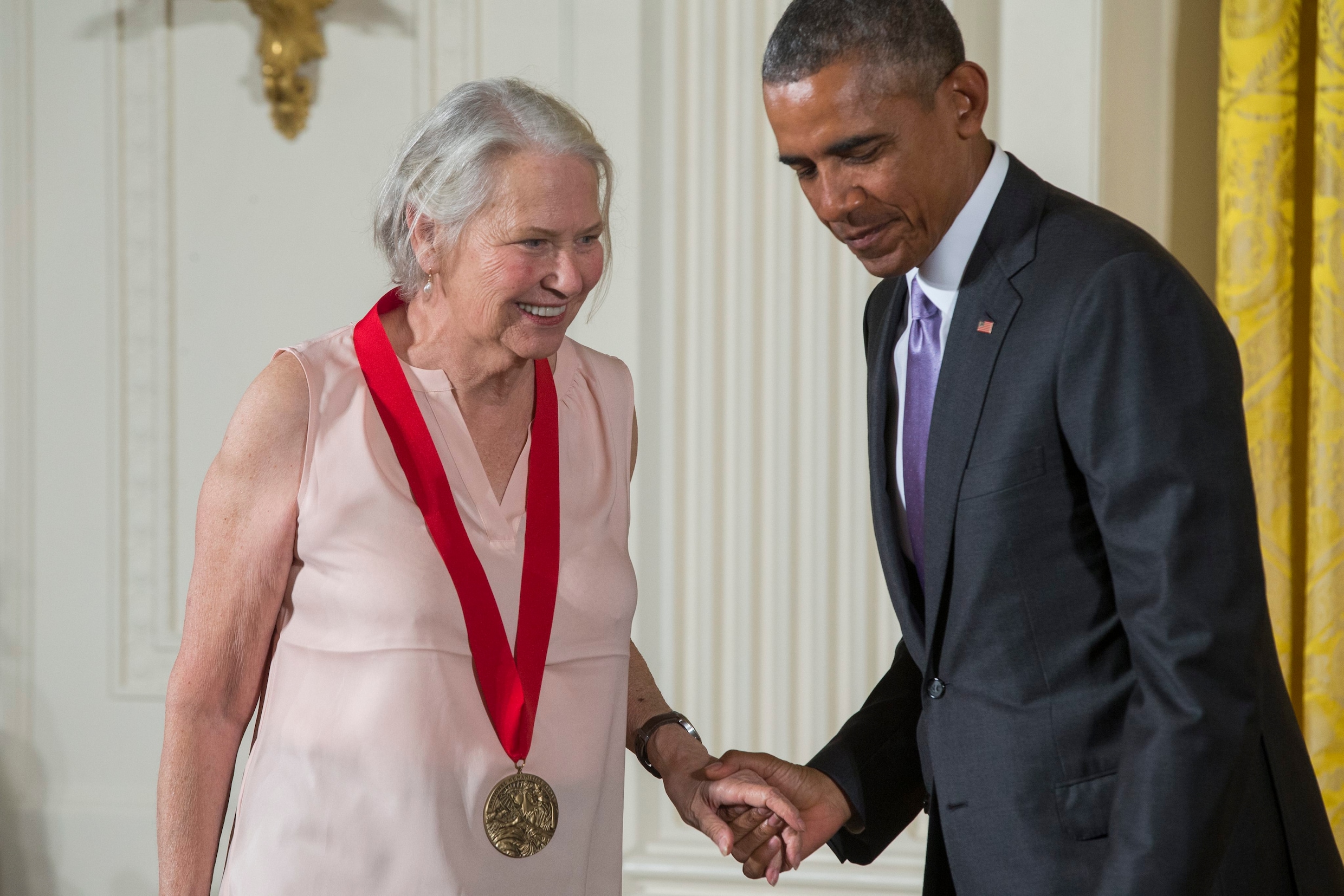 In Schrijversleven doet icoon Annie Dillard uit de doeken waarom en hoe ...