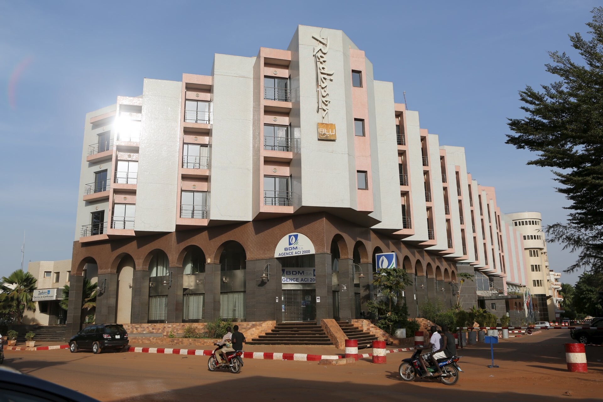 Derde terreurgroep eist aanslag hotel Mali op | Trouw