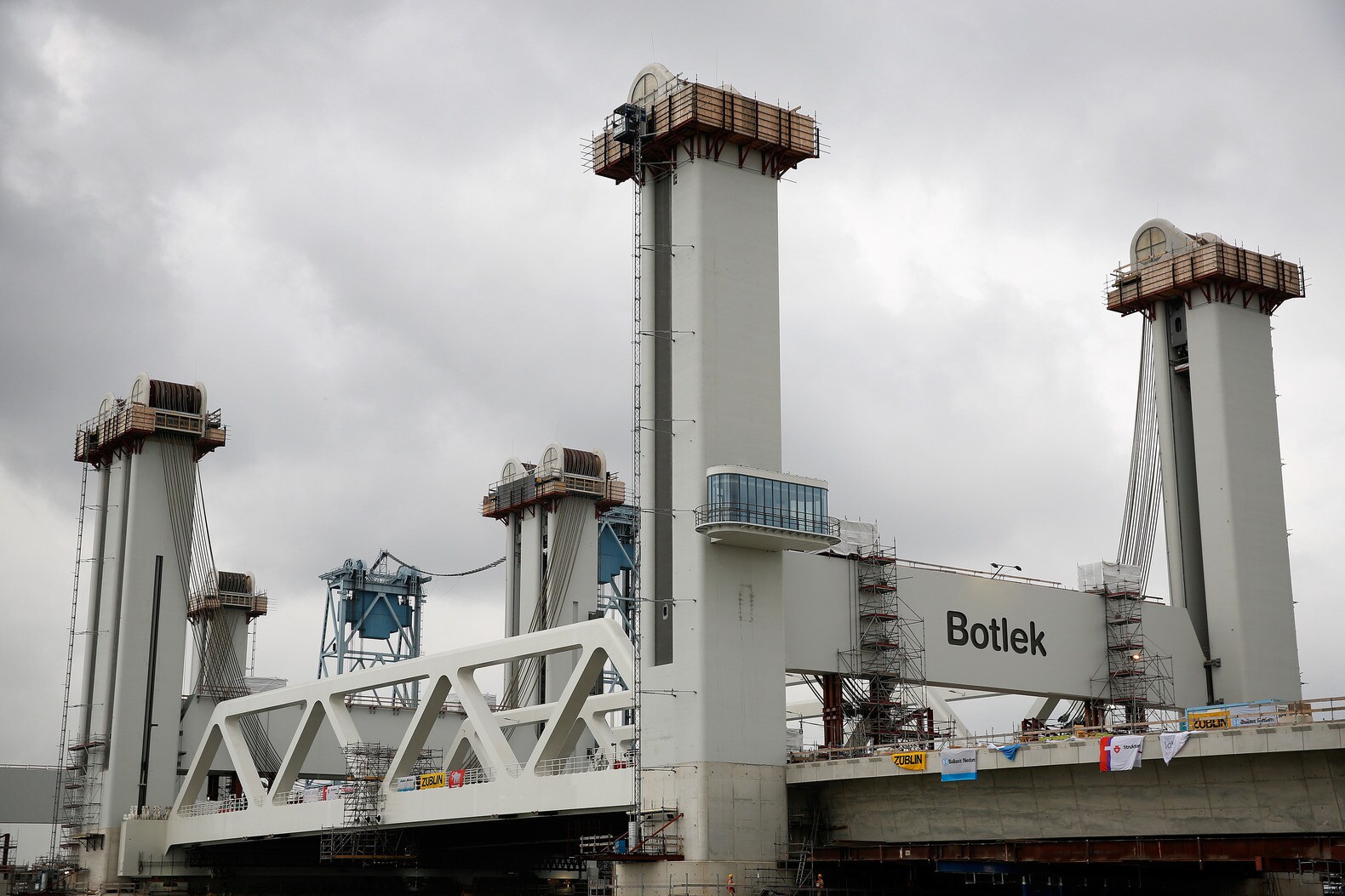 Botlekbrug geramd door schip, afrit afgesloten | Trouw