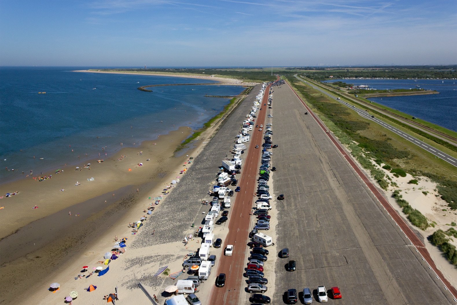 Voorlopig even geen luxe huisjes bij Brouwersdam | Trouw