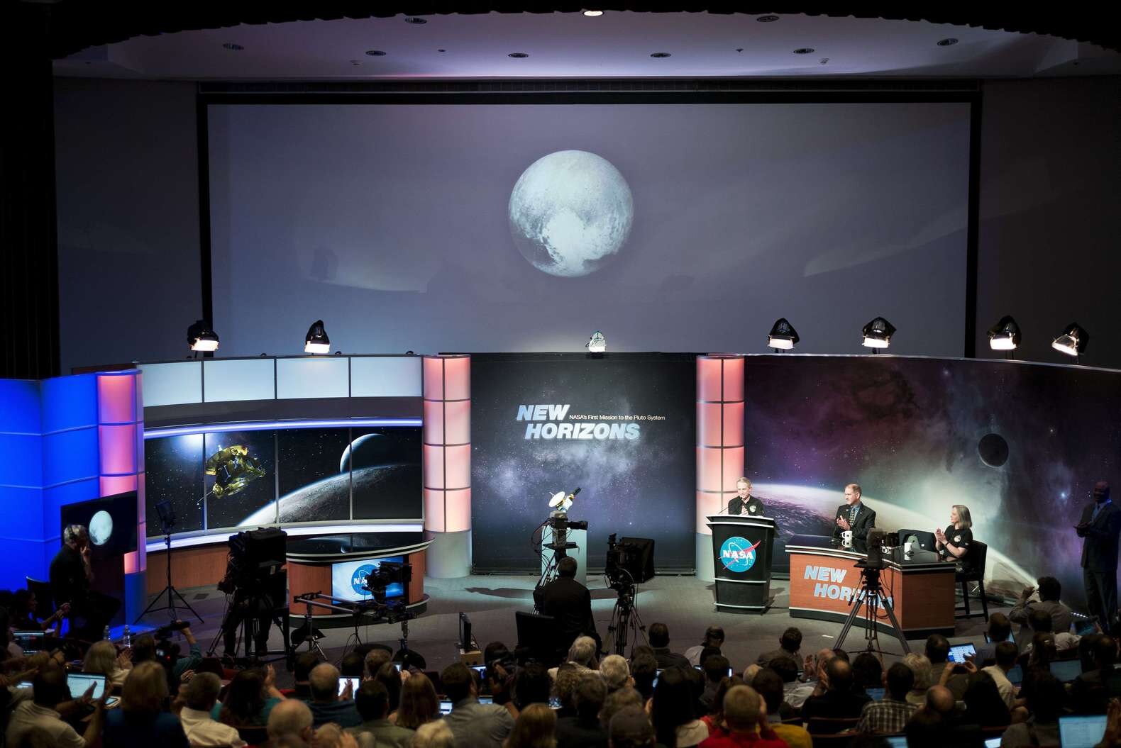 Ruimtesonde bij Pluto maakt phone home-contact met aarde | Trouw