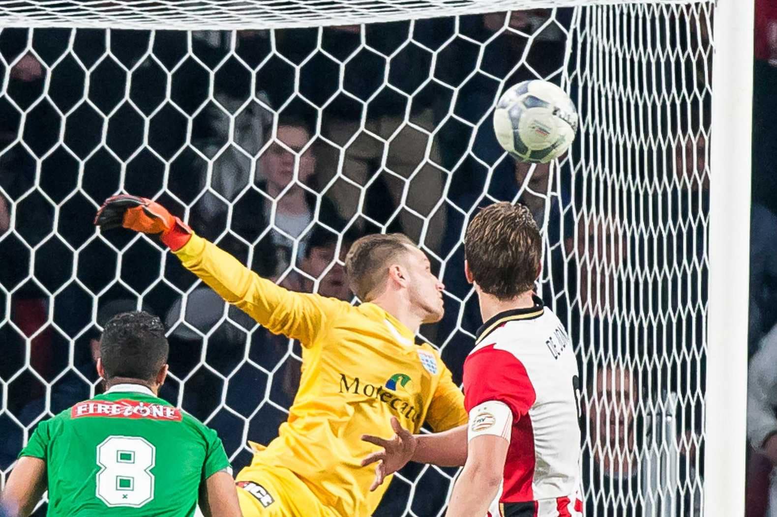 Lestienne helpt bij rentree PSV aan moeizame zege | Trouw