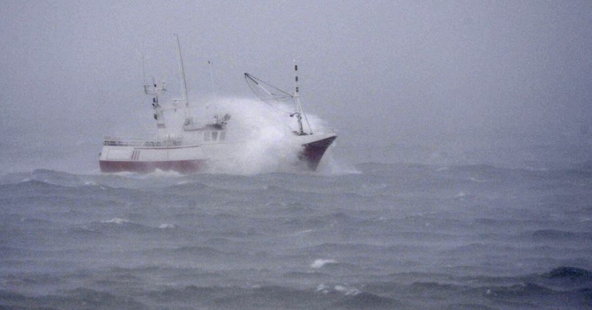 Zware storm teistert Frankrijk en Engeland | Trouw