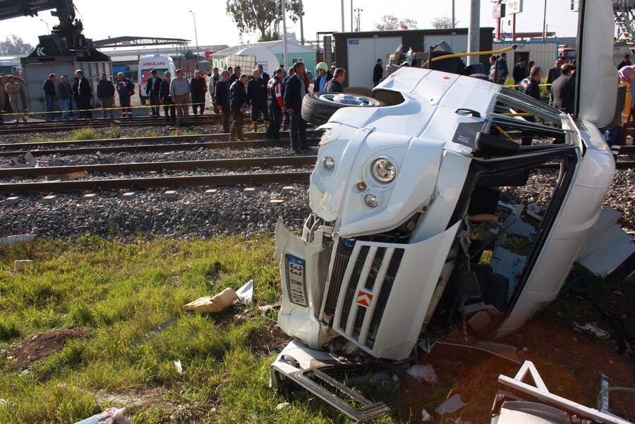 Dodelijke botsing trein en bus in Turkije | Trouw