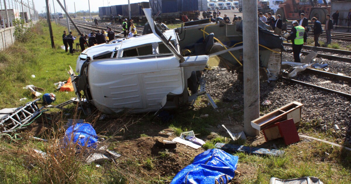 Dodelijke botsing trein en bus in Turkije | Trouw
