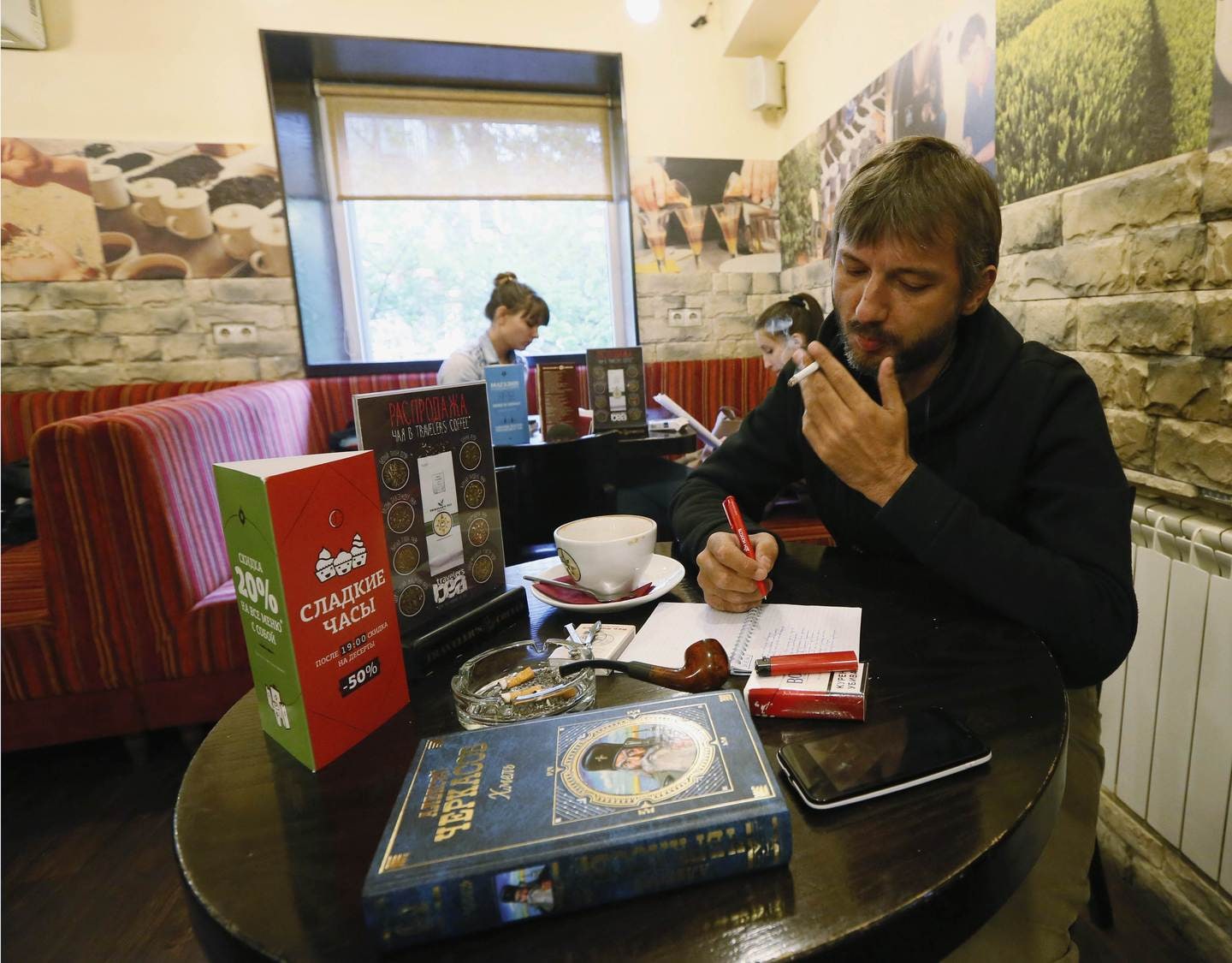 Roken in cafés mag in Rusland niet meer | Trouw