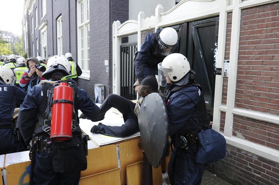 Ontruiming kraakpand mag pas na kort geding | Trouw