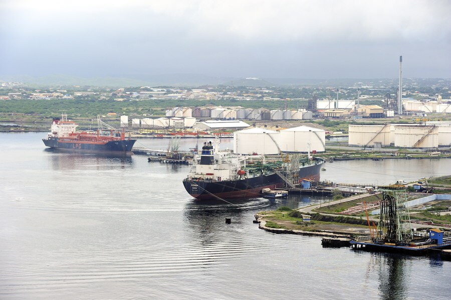 Curaçao wil raffinaderij niet sluiten of verplaatsen | Trouw