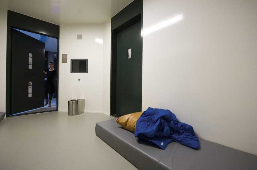 'Isoleercel te vaak, te lang en onterecht gebruikt' | Trouw