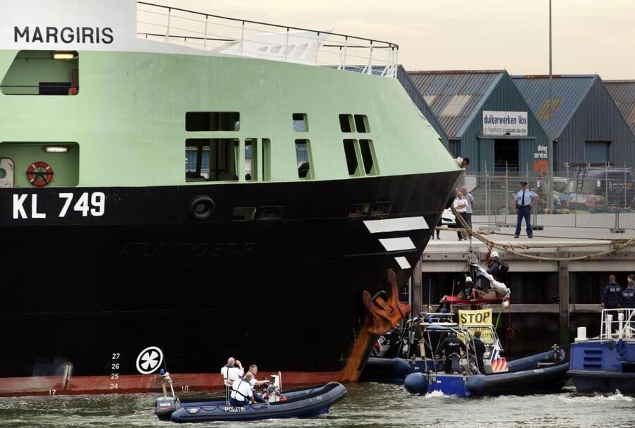 Greenpeace opent opnieuw aanval op Nederlandse vissersboot | Trouw
