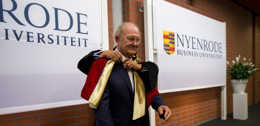 Eredoctoraat Nyenrode voor Joop van den Ende | Trouw