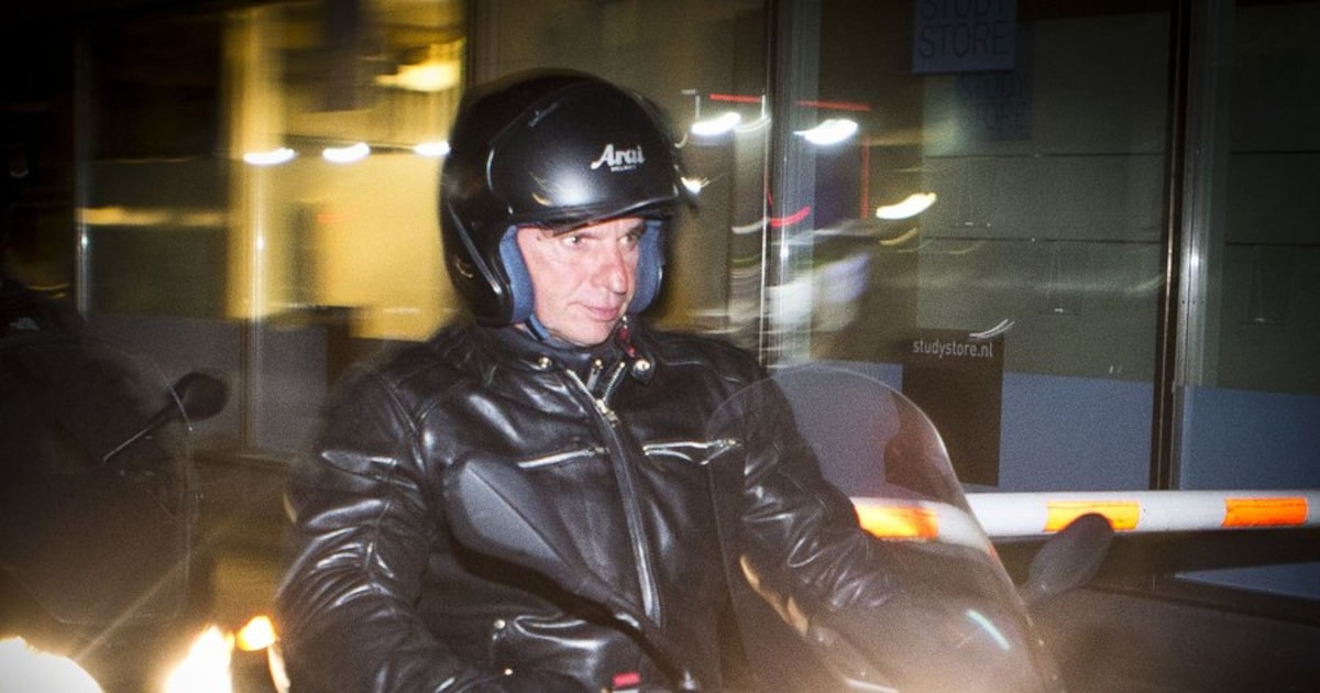 Holleeder gewoon op scooter naar opnames College Tour | Trouw