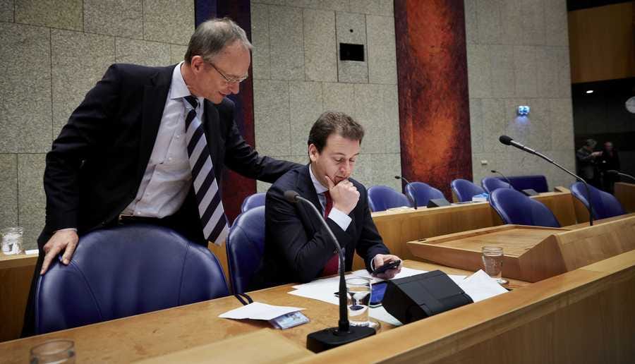 Asscher praat Buma bij over sociaal overleg | Trouw