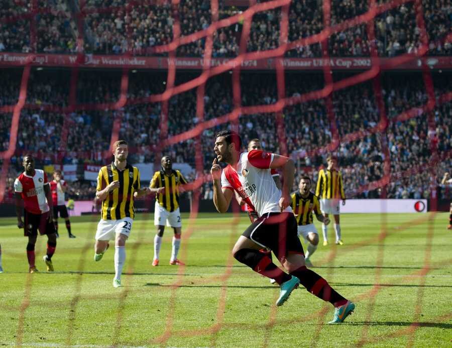 Feyenoord mag nog hopen op titel na zege op futloos Vitesse | Trouw