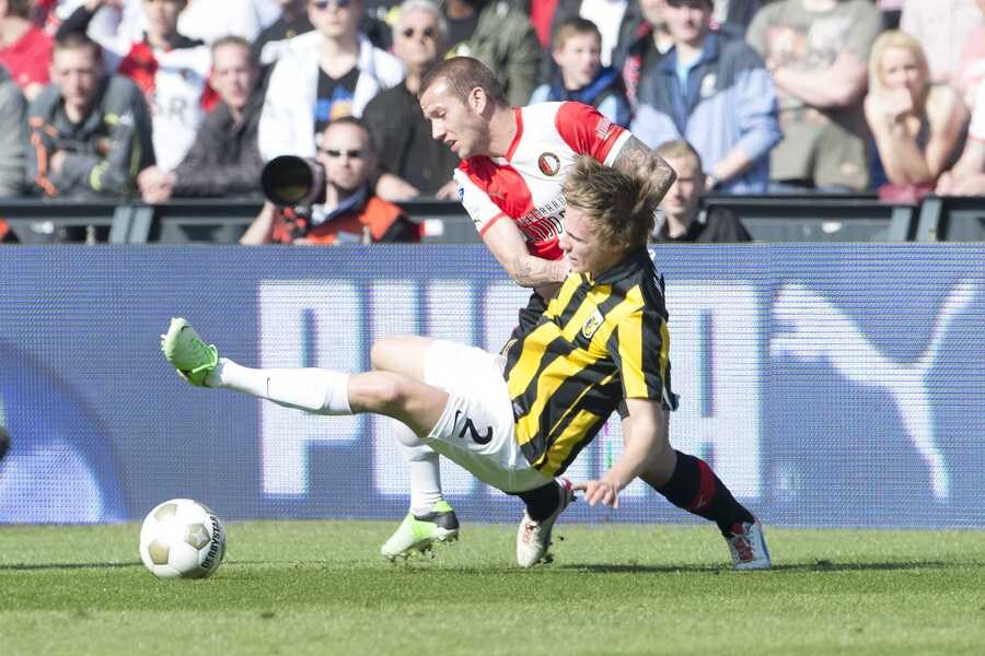 Feyenoord mag nog hopen op titel na zege op futloos Vitesse | Trouw