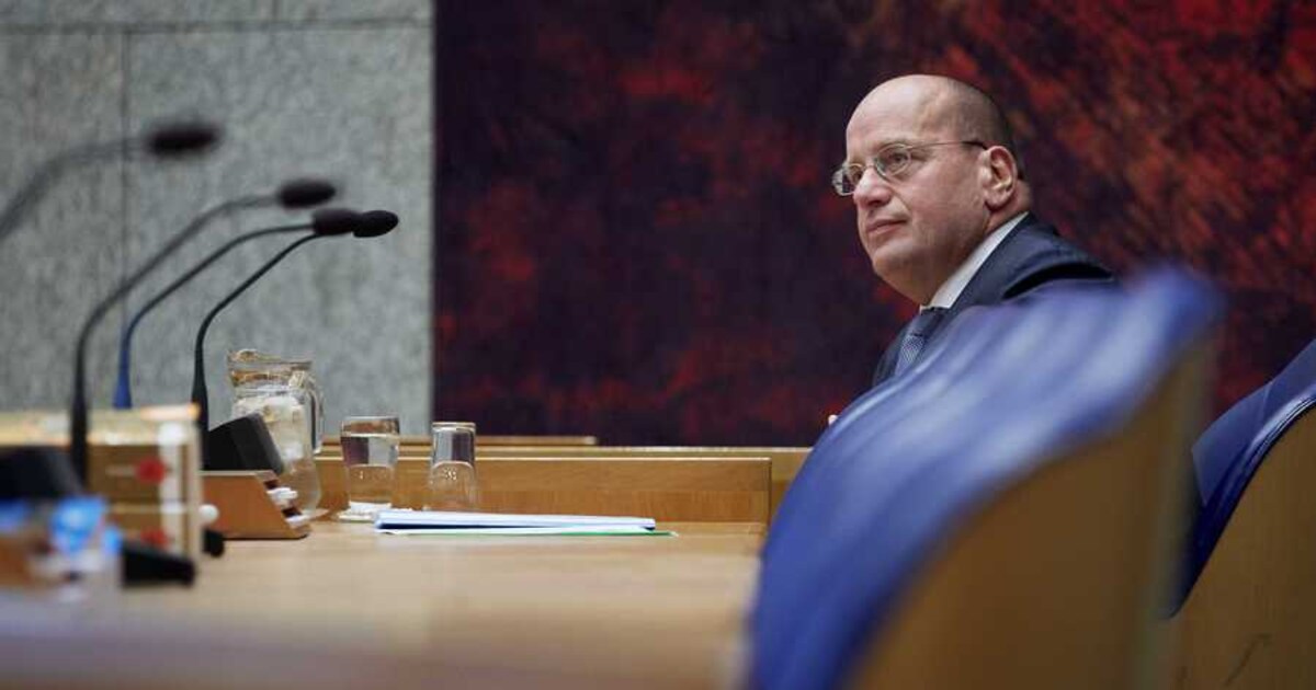 Teeven 'onderzoekt serieus' alternatieven bajesplan | Trouw