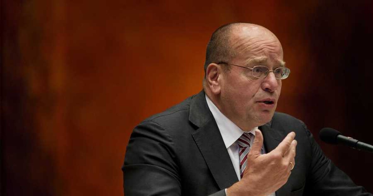 Teeven: veiligheid voor beroepsgeheim | Trouw