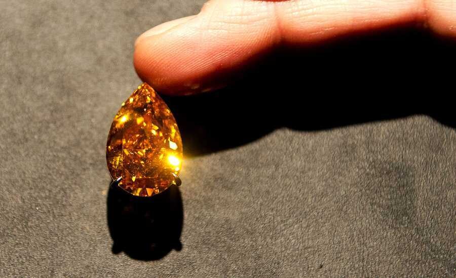 Grootste oranje diamant geveild voor 26 miljoen | Trouw