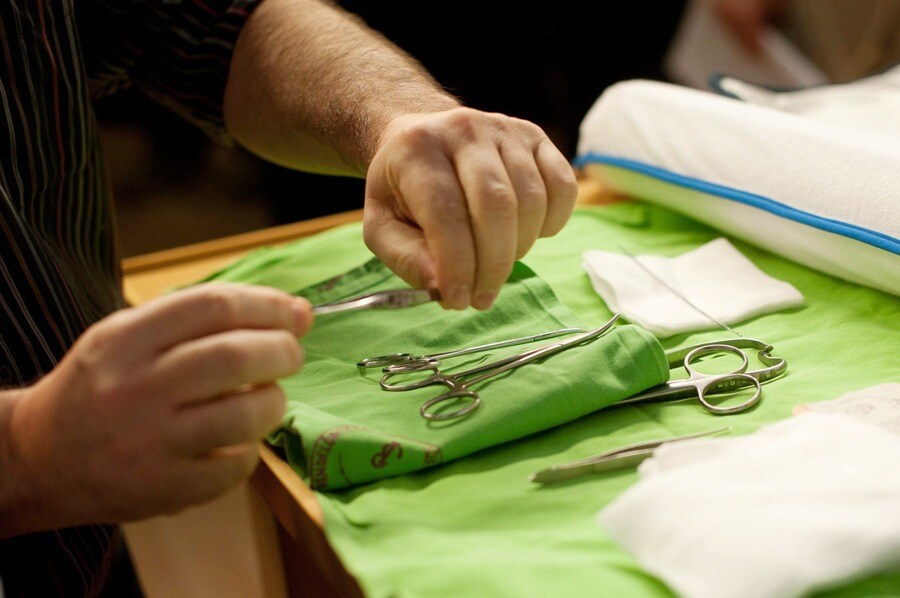 Hetze tegen besnijdenis toont botheid tijdgeest | Trouw