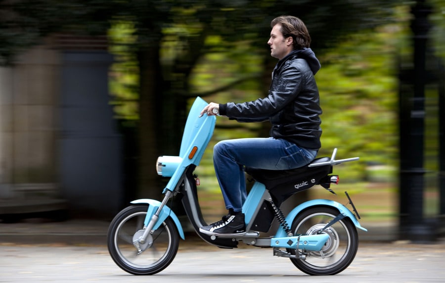 Kabinet wil vanaf medio 2022 helmplicht voor snorfietsers | Trouw