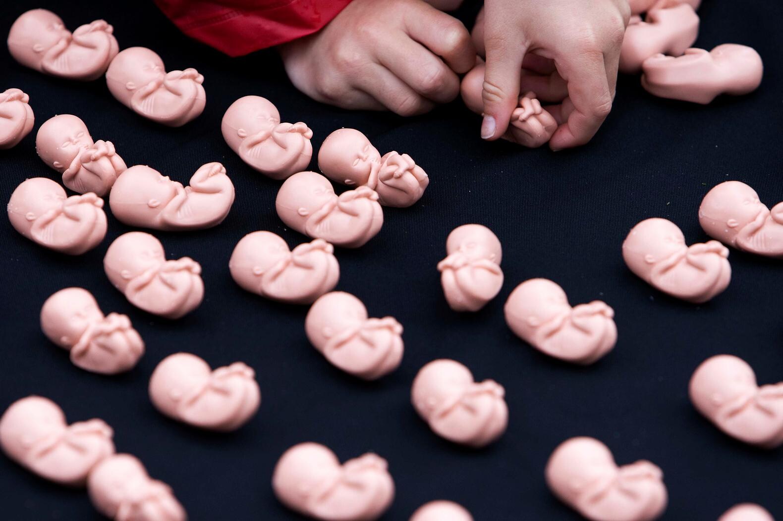 Handen af van de abortuswet | Trouw