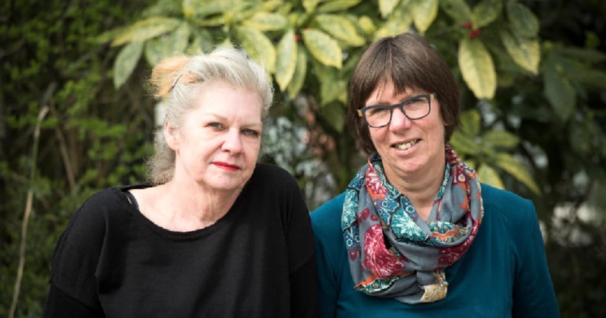 Bette Westera wint Gouden Griffel voor poëziebundel Doodgewoon | Trouw