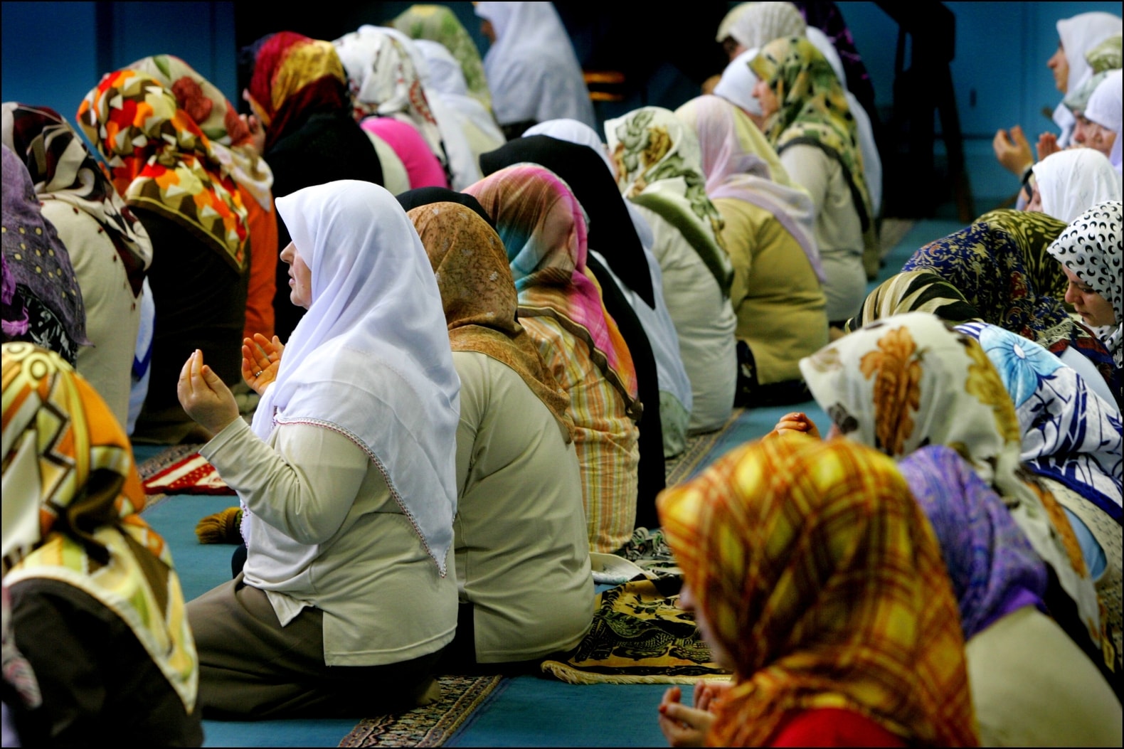 Vrouwen bidden het meest - tenzij ze vaste baan buitenshuis hebben | Trouw