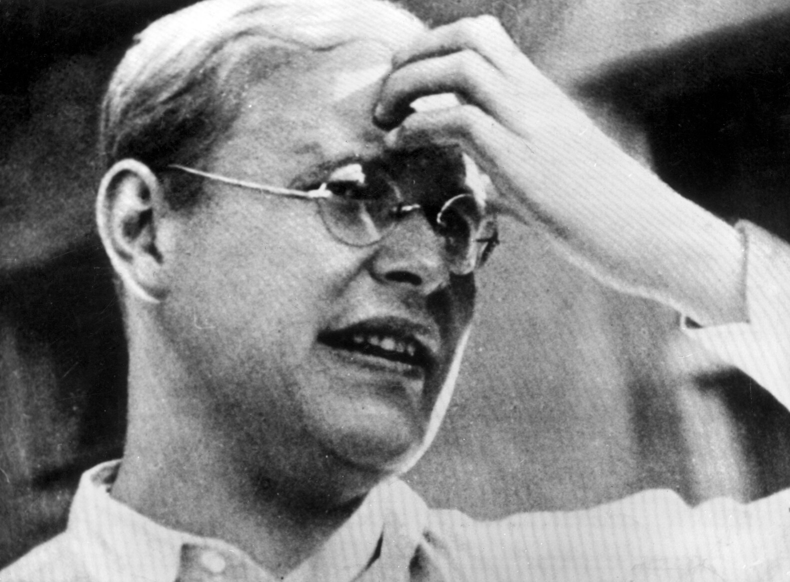 In navolging van Bonhoeffer het kwaad in de ogen kijken | Trouw