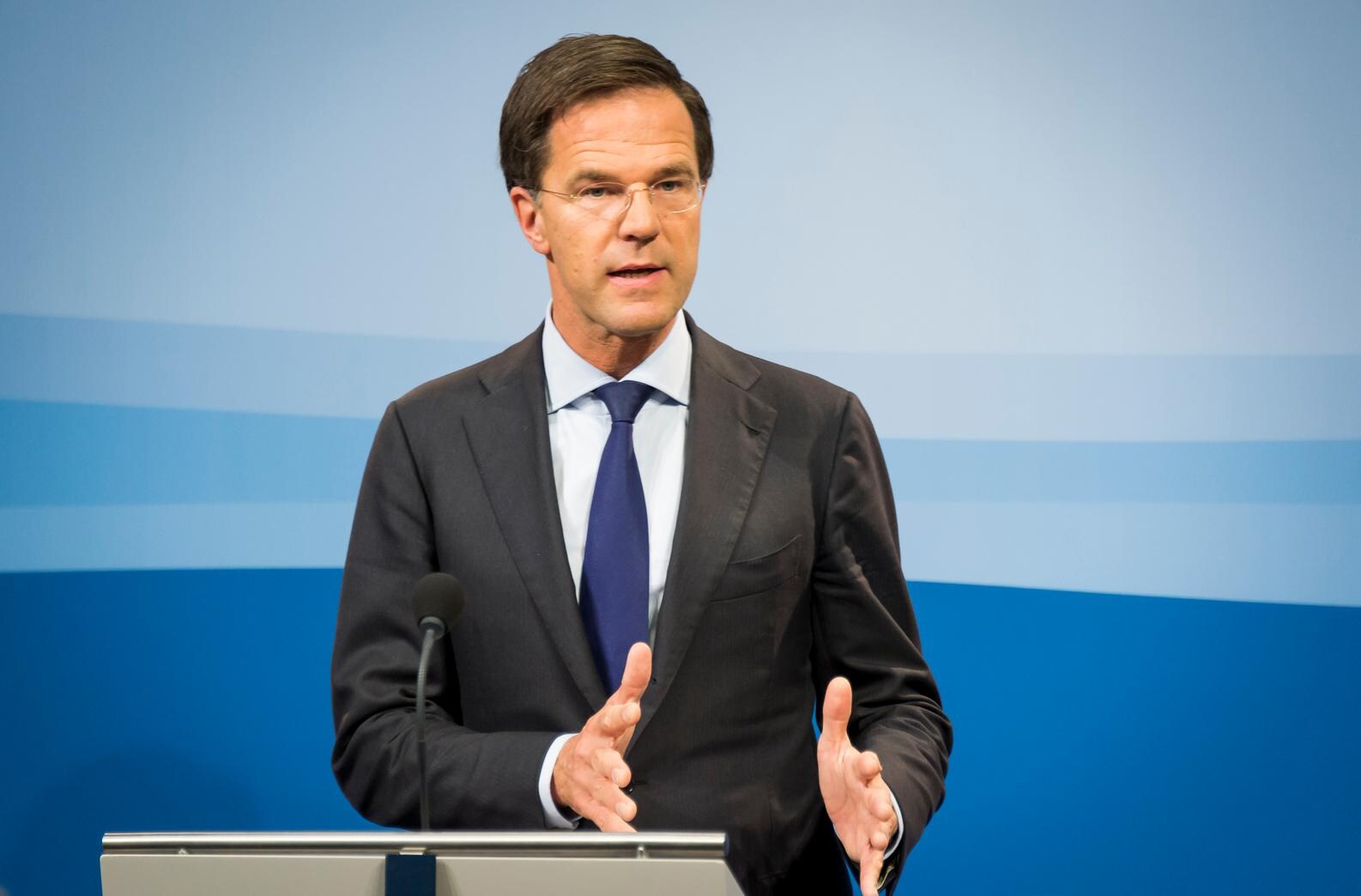 Inburgeren in Nederland? Zoek het lekker zelf uit! | Trouw